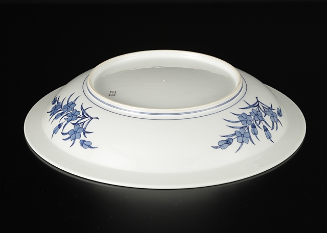 Imaizumi Imaemon | Iro-nabeshima plate with chintz design | MutualArt