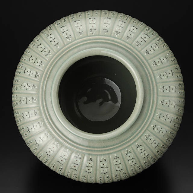 Yu Haegang | Korean celadon inlaid vase with design of flower | MutualArt