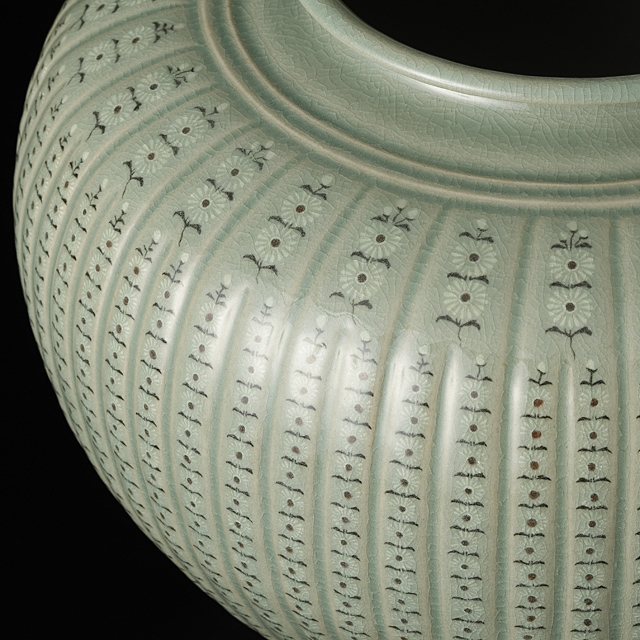 Yu Haegang | Korean celadon inlaid vase with design of flower | MutualArt