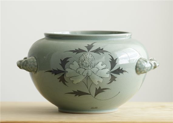 Yu Haegang | Korean celadon handled jar | MutualArt