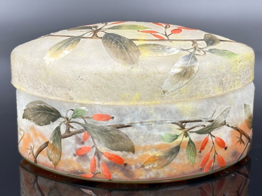 Daum Frères | Lidded box (1900) | MutualArt