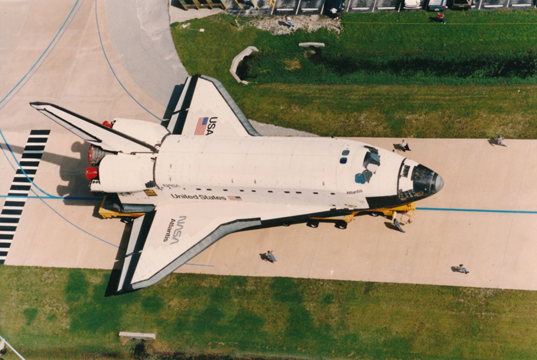 NASA | A rare view of the space shuttle Atlantis (Mission STS-86) en ...