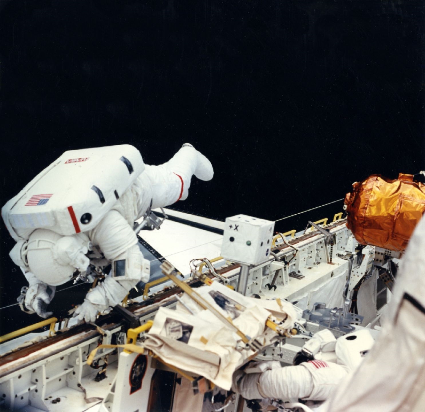 NASA | Nasa. Spacewalk from the payload bay of space shuttle Endeavour ...