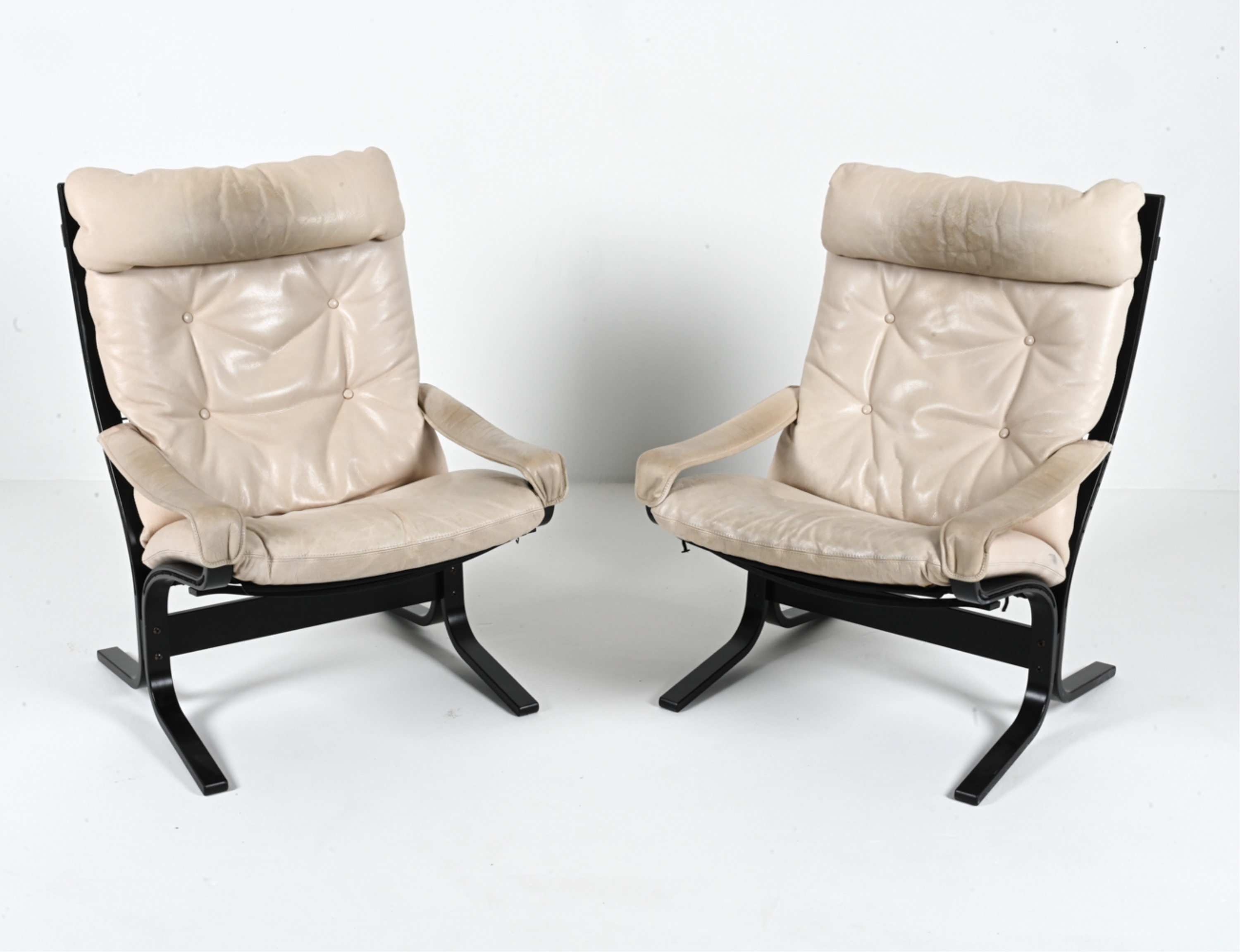 Ingmar Relling | Pair of iconic Siesta high-back lounge chairs | MutualArt