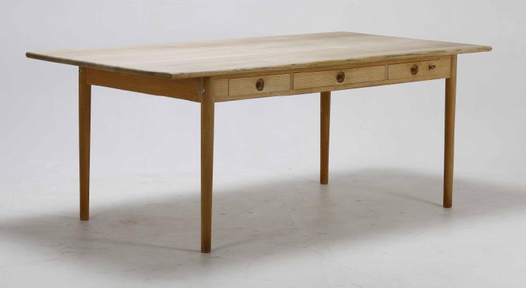 Hans J. Wegner | Skrivebord af ask med tre skuffer, model PP305 | MutualArt