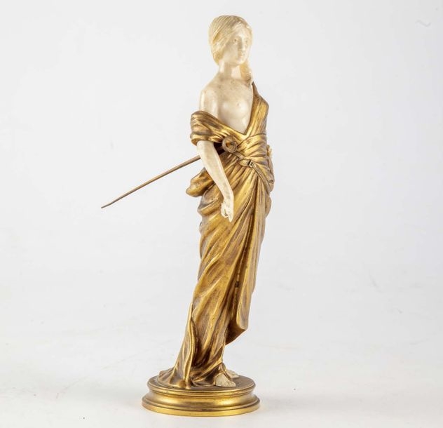 Dominique Alonzo | Femme à l'épée Sculpture en bronze et os | MutualArt