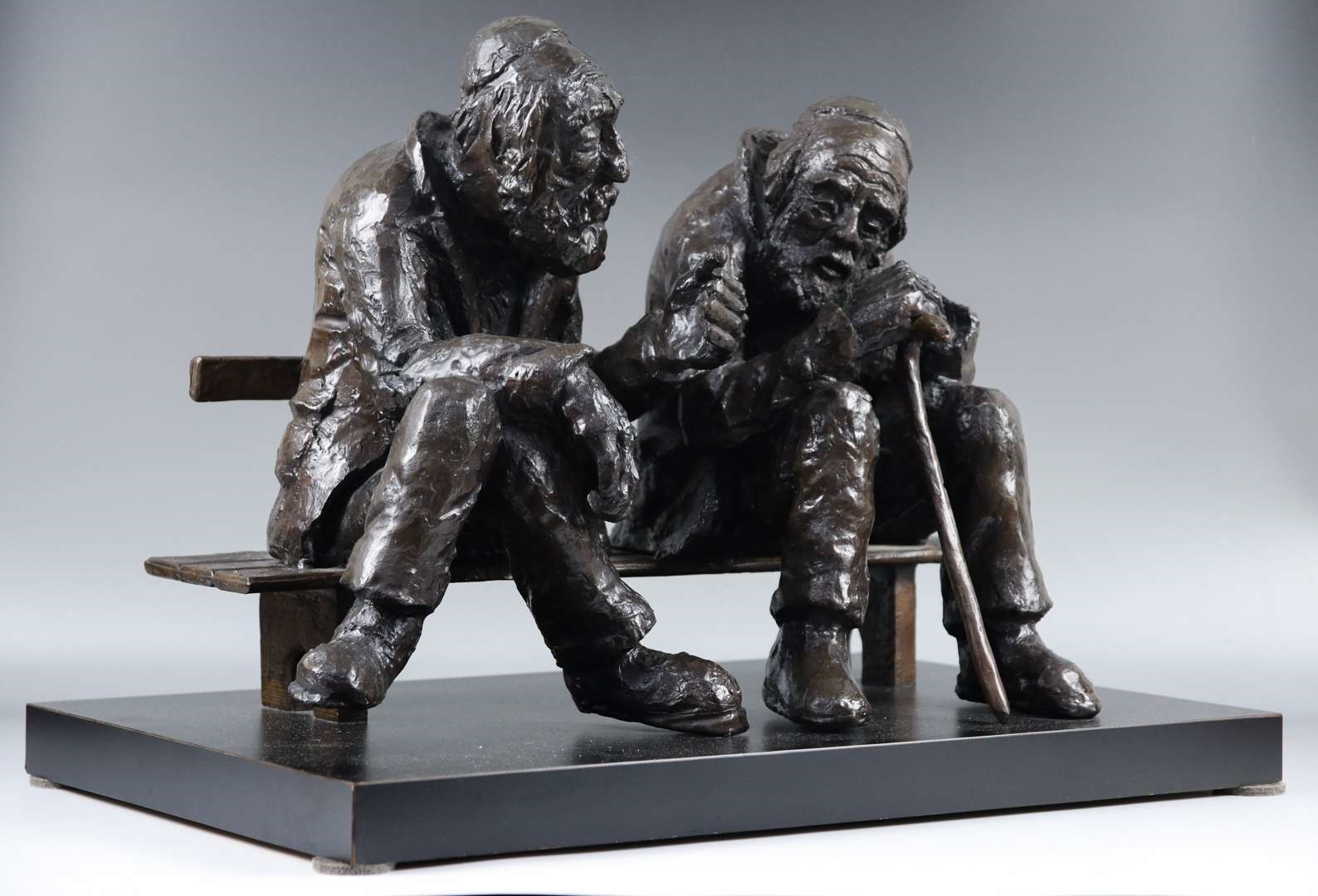 Nicky Imber | een groot bronzen sculptuur van twee oudere heren | MutualArt