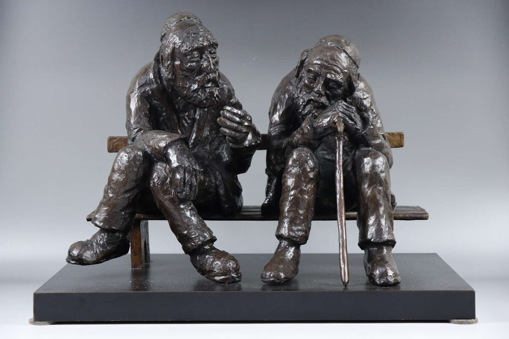 Nicky Imber | een groot bronzen sculptuur van twee oudere heren | MutualArt