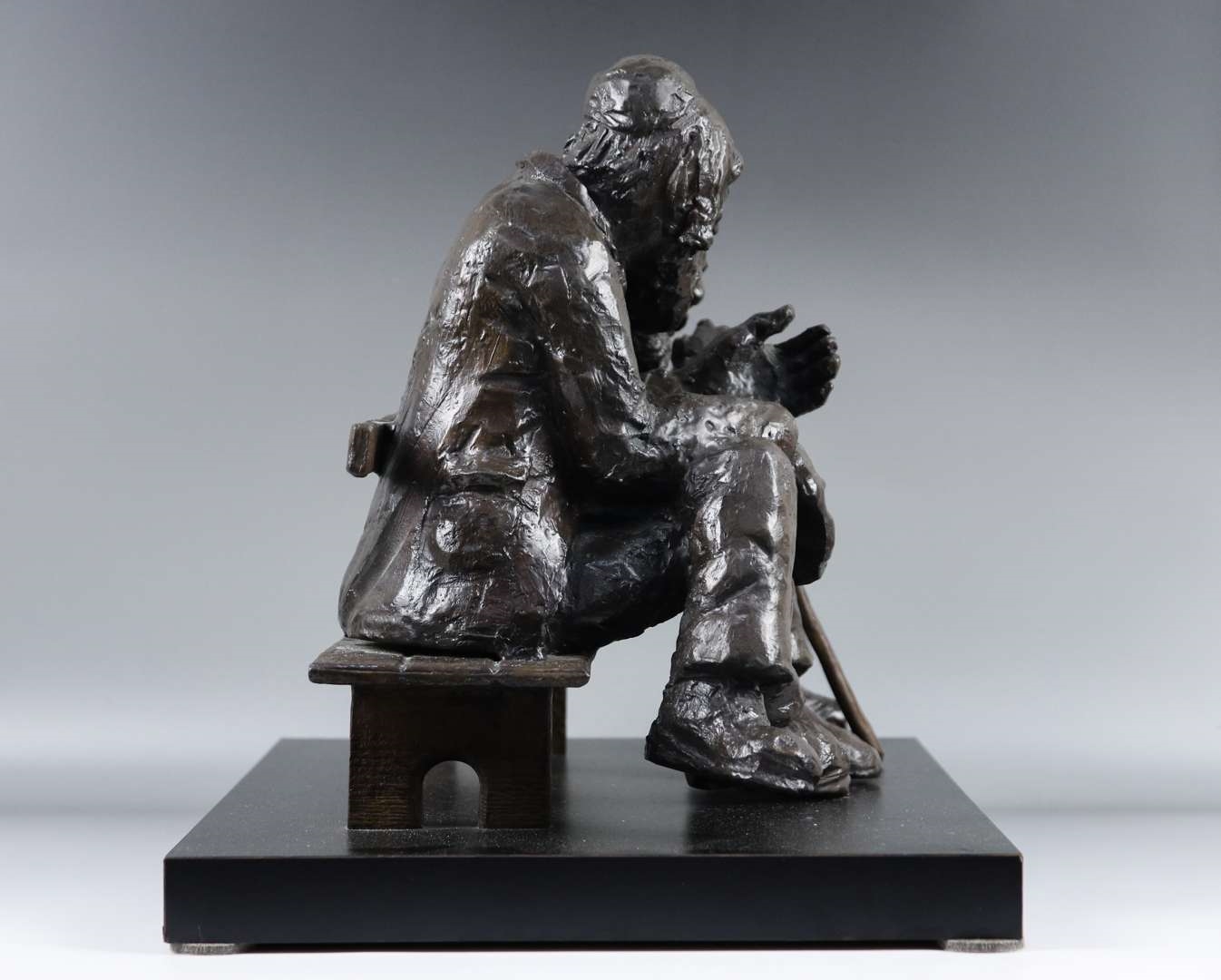 Nicky Imber | een groot bronzen sculptuur van twee oudere heren | MutualArt