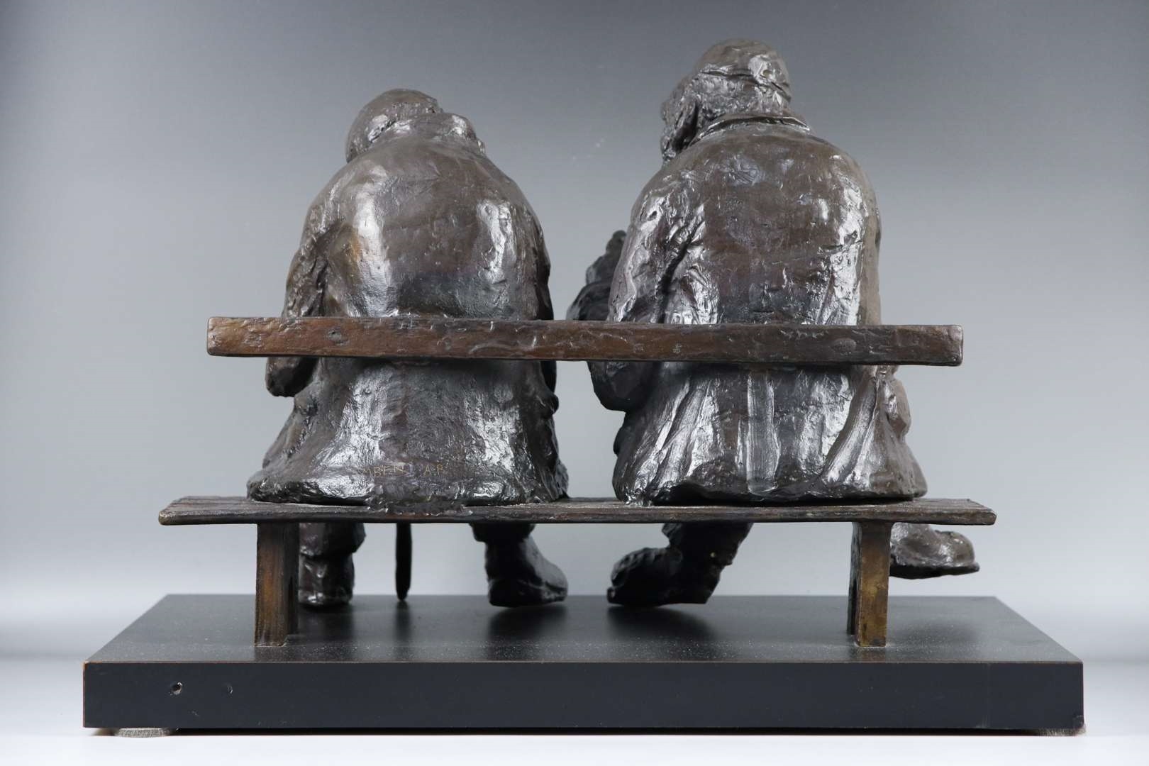 Nicky Imber | een groot bronzen sculptuur van twee oudere heren | MutualArt
