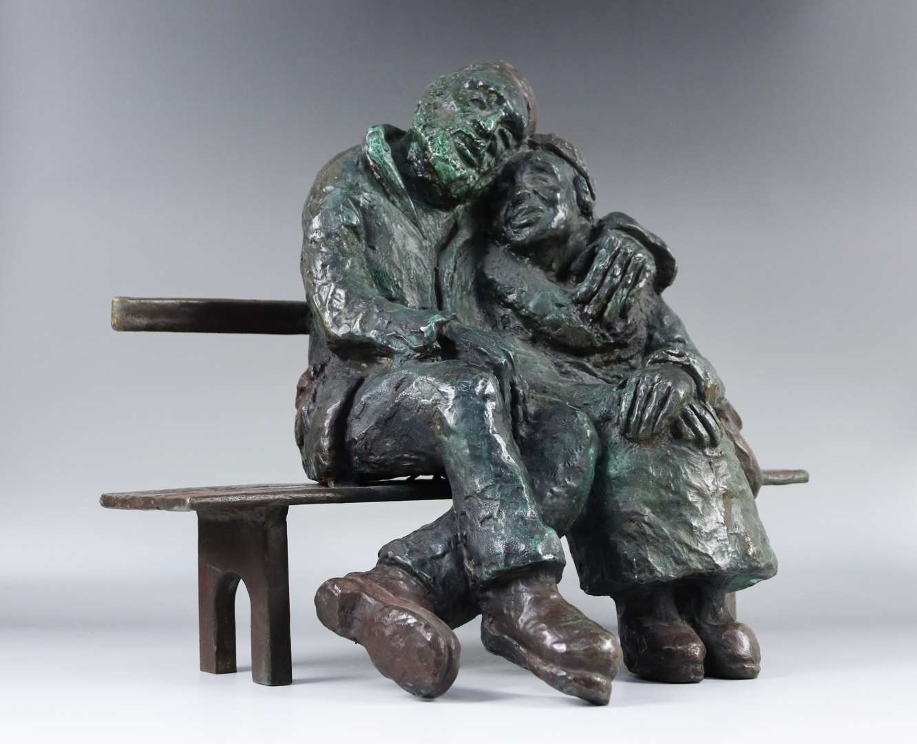Nicky Imber | een groot bronzen sculptuur van een omhelzend ouderlijk ...