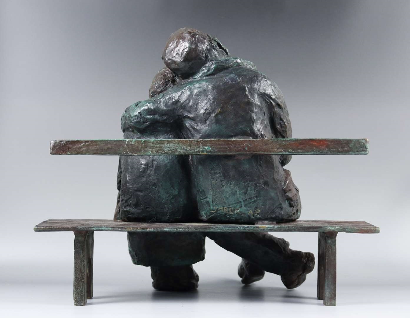 Nicky Imber | een groot bronzen sculptuur van een omhelzend ouderlijk ...