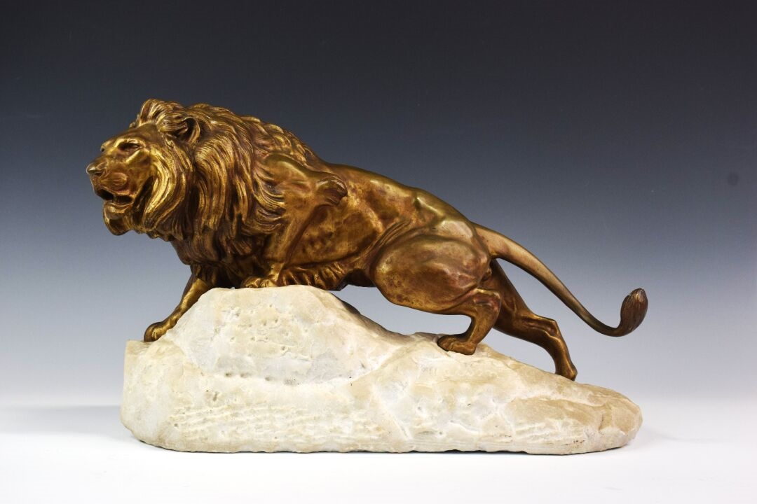 Clovis Edmond Masson | Lion aux aguets sur un tertre rocheux | MutualArt