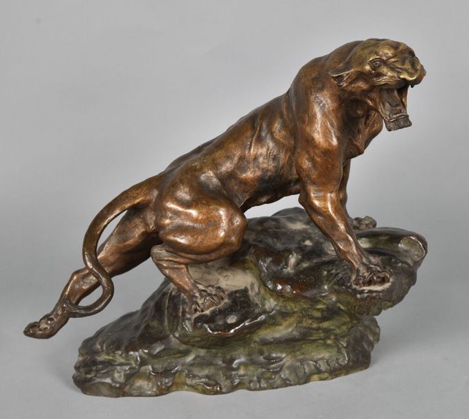 Thomas François‏ Cartier | Lionne rugissant sur un tertre rocheux ...