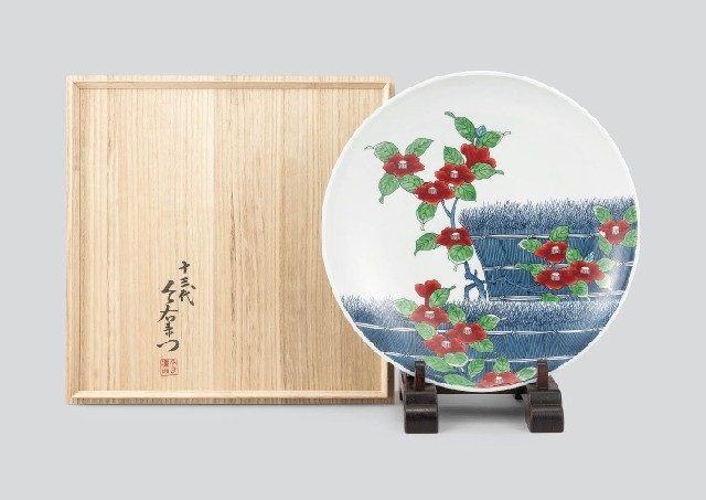 Imaizumi Imaemon | Iro-nabeshima plate with design of camellia | MutualArt