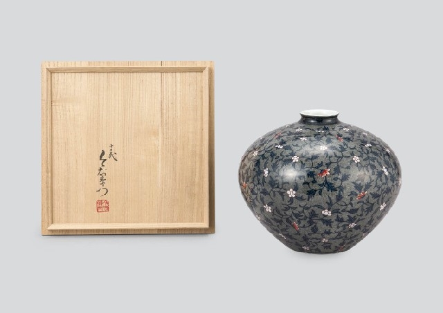 Imaizumi Imaemon | Iro-Nabeshima vase with design of grass and flower ...