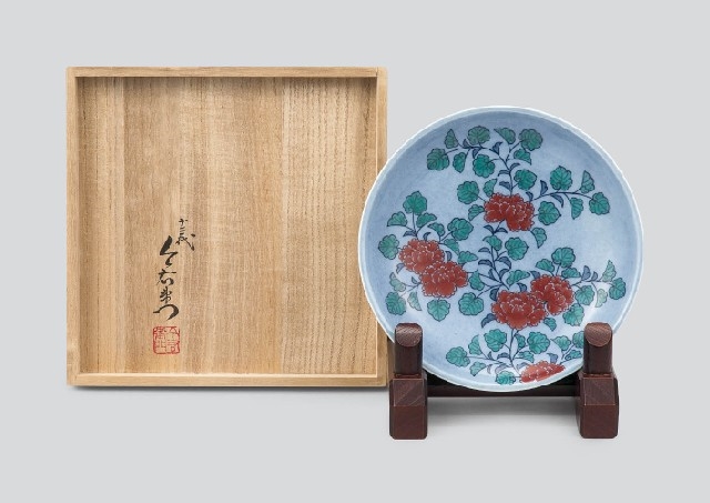 Imaizumi Imaemon | Iro-nabeshima plate with design of Chinese flowers ...