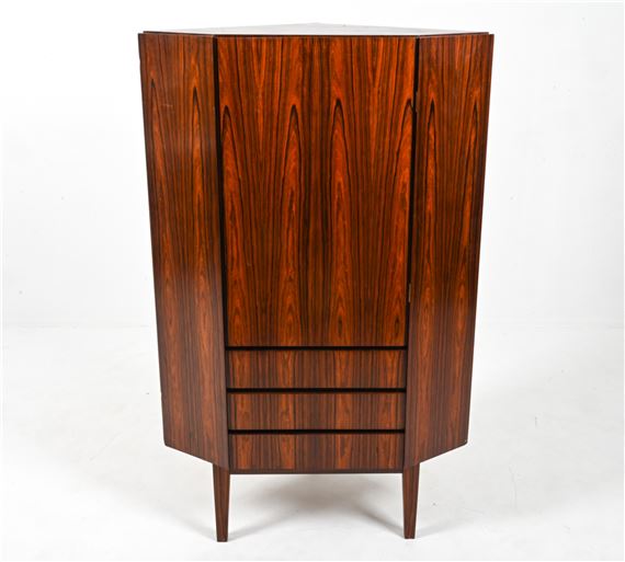 Gunni Omann | ATTR. GUNNI OMANN ROSEWOOD CORNER CABINET (Circa 1970s ...