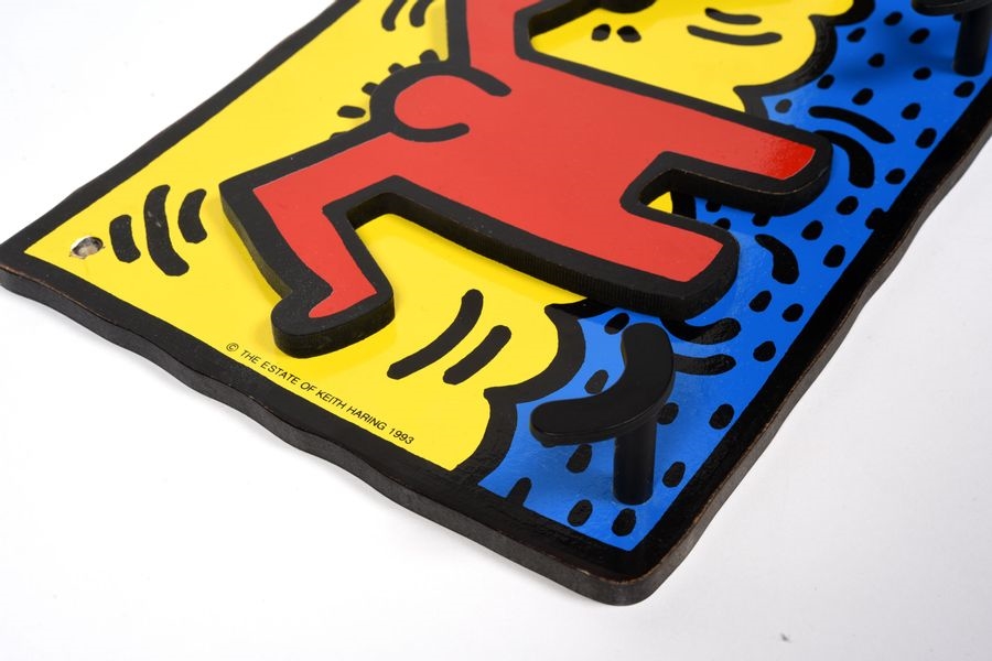 Keith Haring | Porte-manteaux à trois patères en carton recouvert d ...