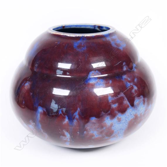 Crown Lynn | 1940s Crown Lynn vase (1940s) | MutualArt