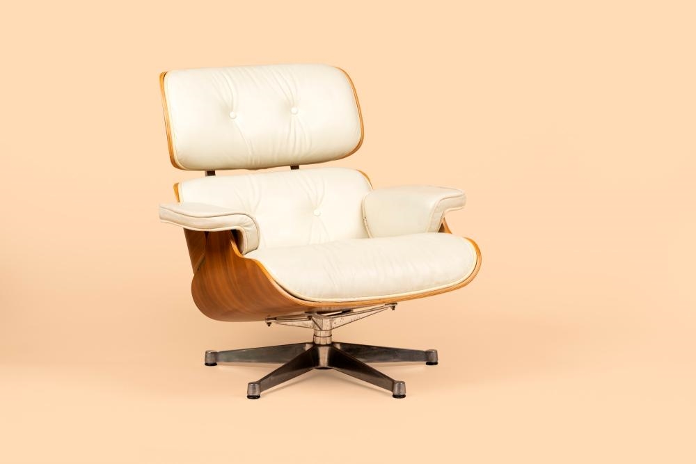 Charles & Ray Eames | Poltrona giratória e apoio para pés, segundo modelo de Charles e Ray Eames ...