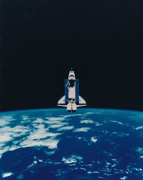 NASA | A rare and superb view of the Space Shuttle Discovery floating ...