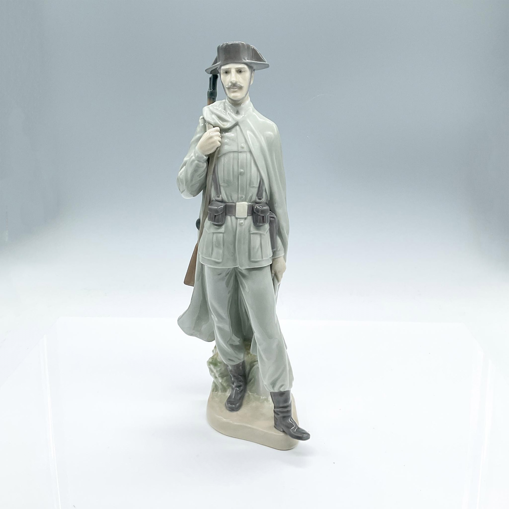 Salvador Furio | Lladro Porcelain Figurine, Spanish Policeman 1004889 ...