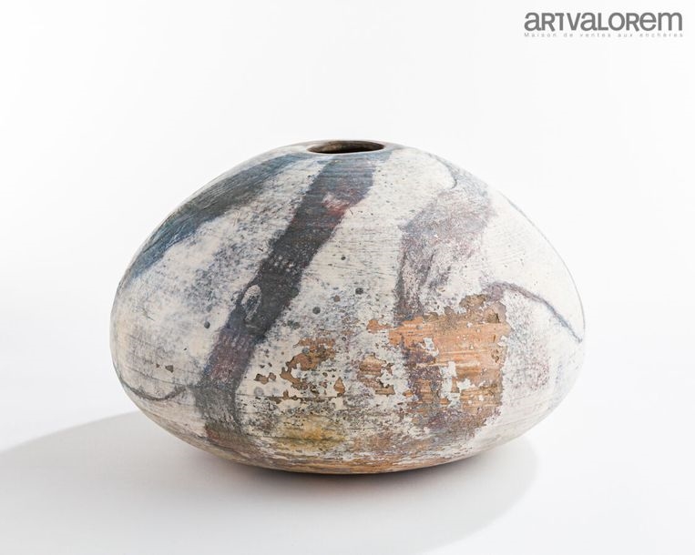 Loul Combres | Large ball vase in white and grey slip-coated terra ...