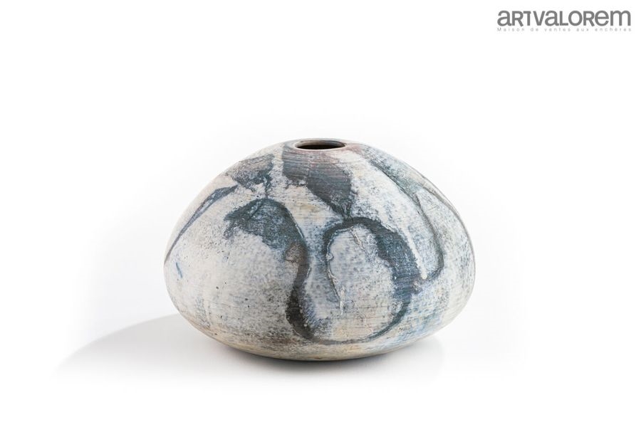 Loul Combres | Large ball vase in white and grey slip-coated terra ...
