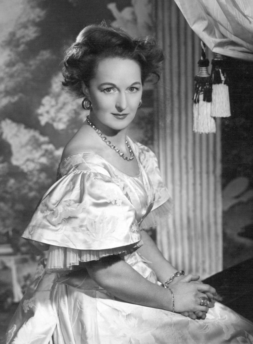 Angus McBean | Elizabeth Taylor as Helen of Troy in Doctor Faustus ...