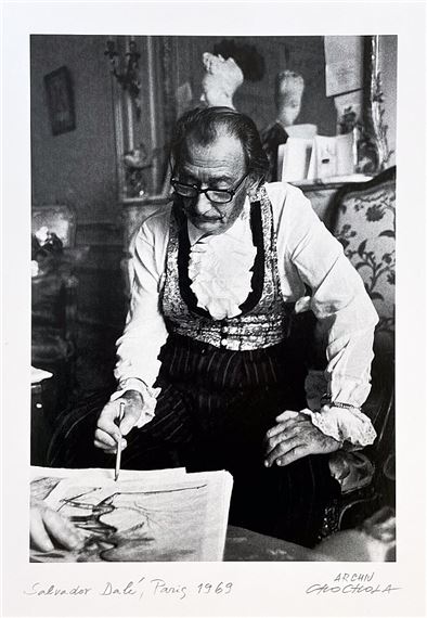 Václav Chochola | Salvador Dalí podepisuje grafiku (1969) | MutualArt