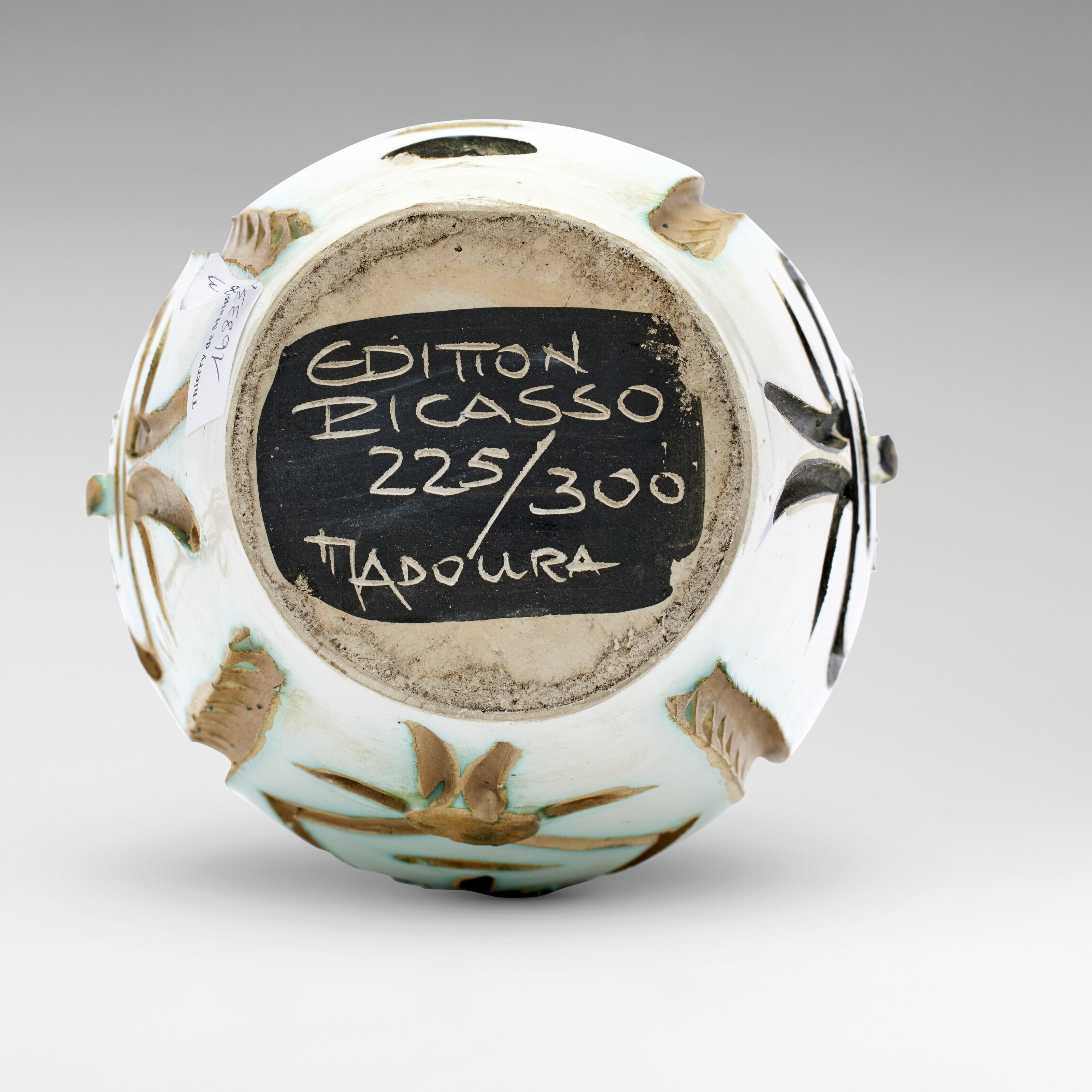 Pablo Picasso | Bouteille gravée (A.R. 249 | MutualArt
