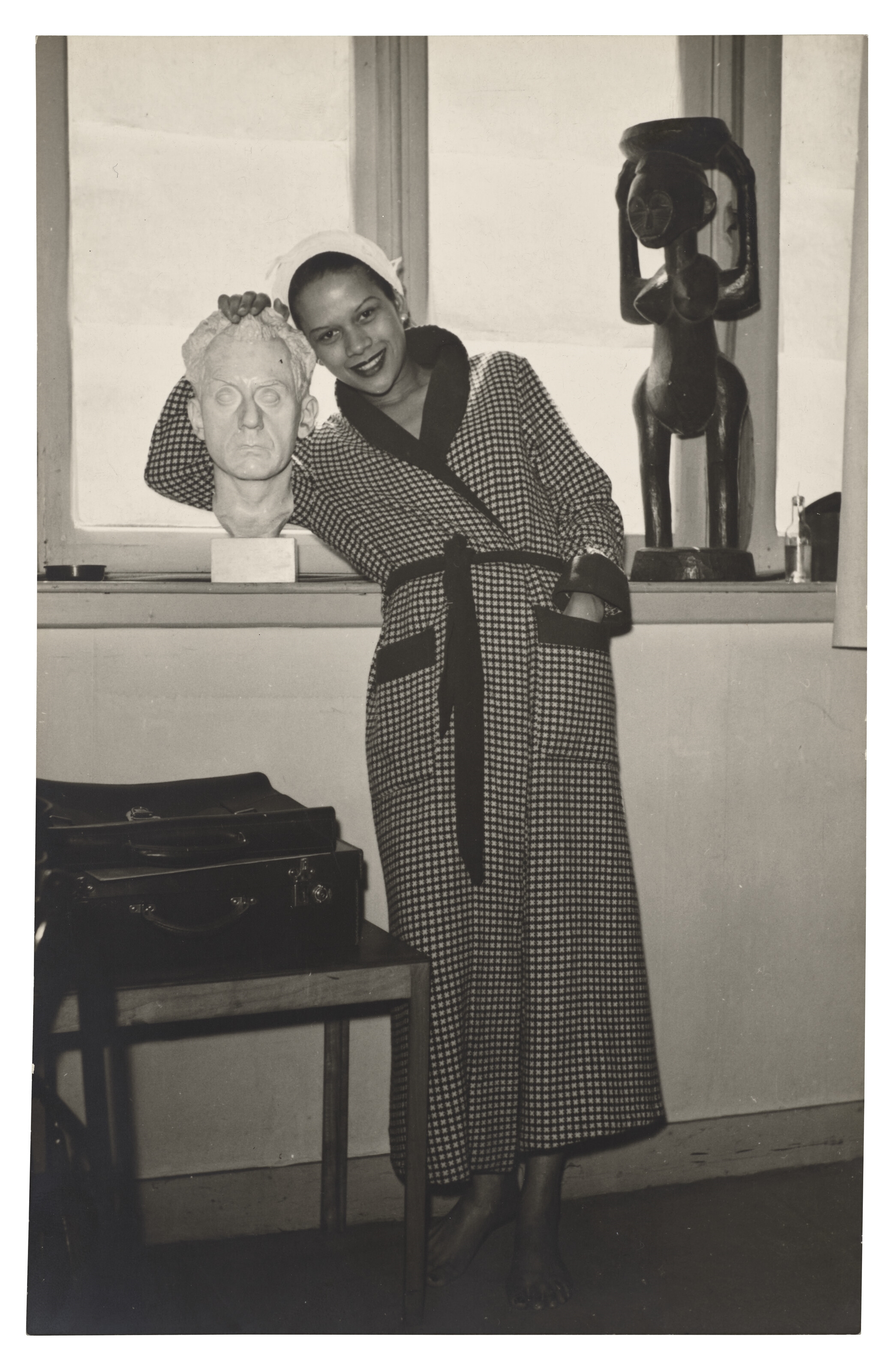 Man Ray | Adrienne Fidelin avec le buste en plâtre de Man Ray (Circa ...