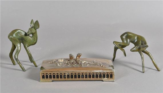 Raoh Schorr | Deux biches Bronze à patine verte | MutualArt