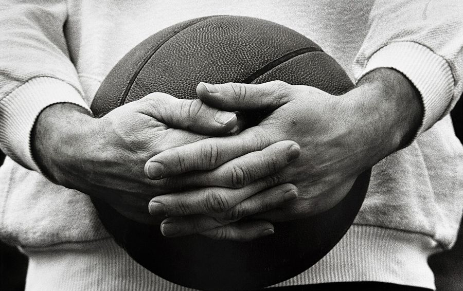 Claude Dityvon | Basket, CSP Limoges, Gros plan main-ballon (1937 ...