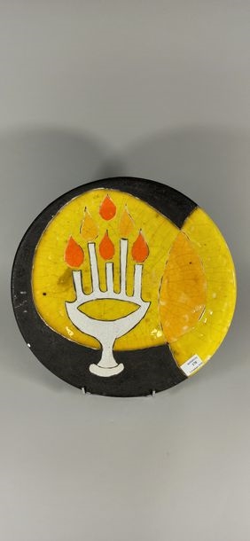 Gilbert Valentin | VALENTIN Gilbert (1928 - 2001) Large dish with chandelier design. White clay ...