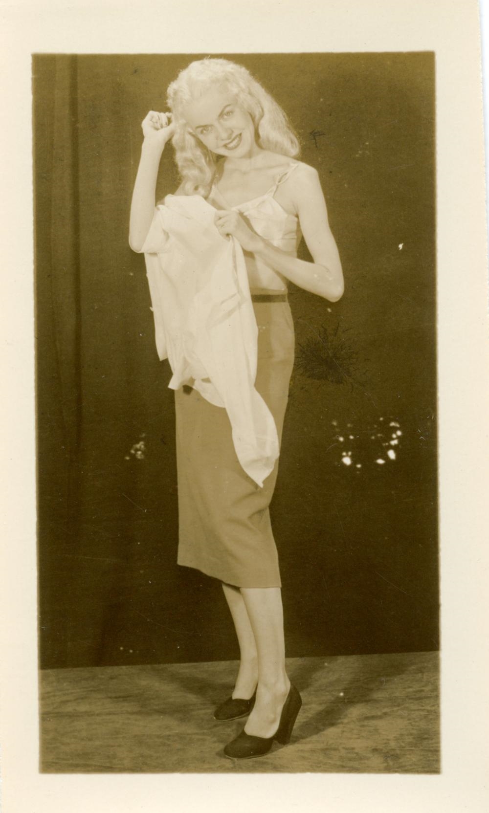 Bunny Yeager | Vintage 1920s to 1940's Pin Up Photo Archives Bunny Yeager (1929) | MutualArt