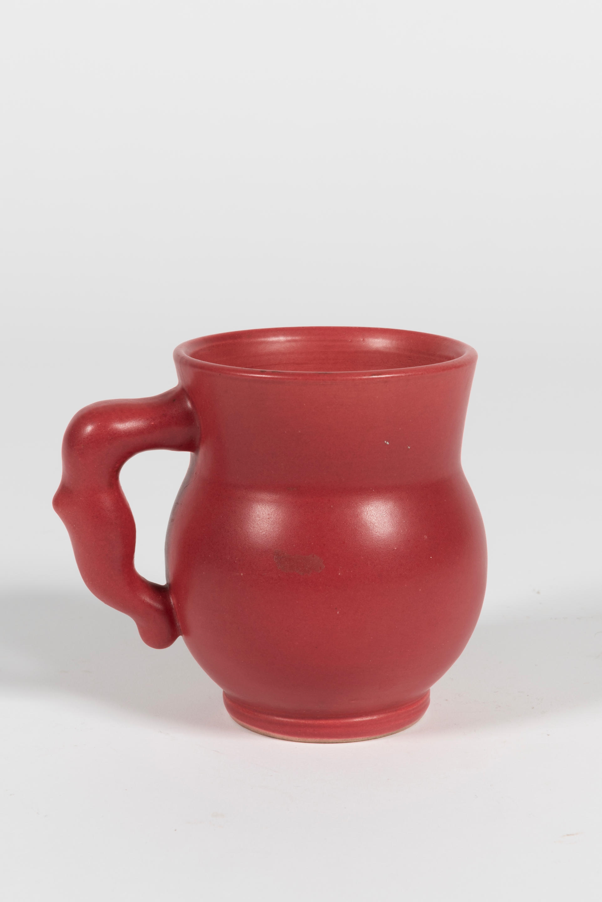 Pol Chambost | Pichet avec anse libre en céramique émaillée rouge (1906 ...