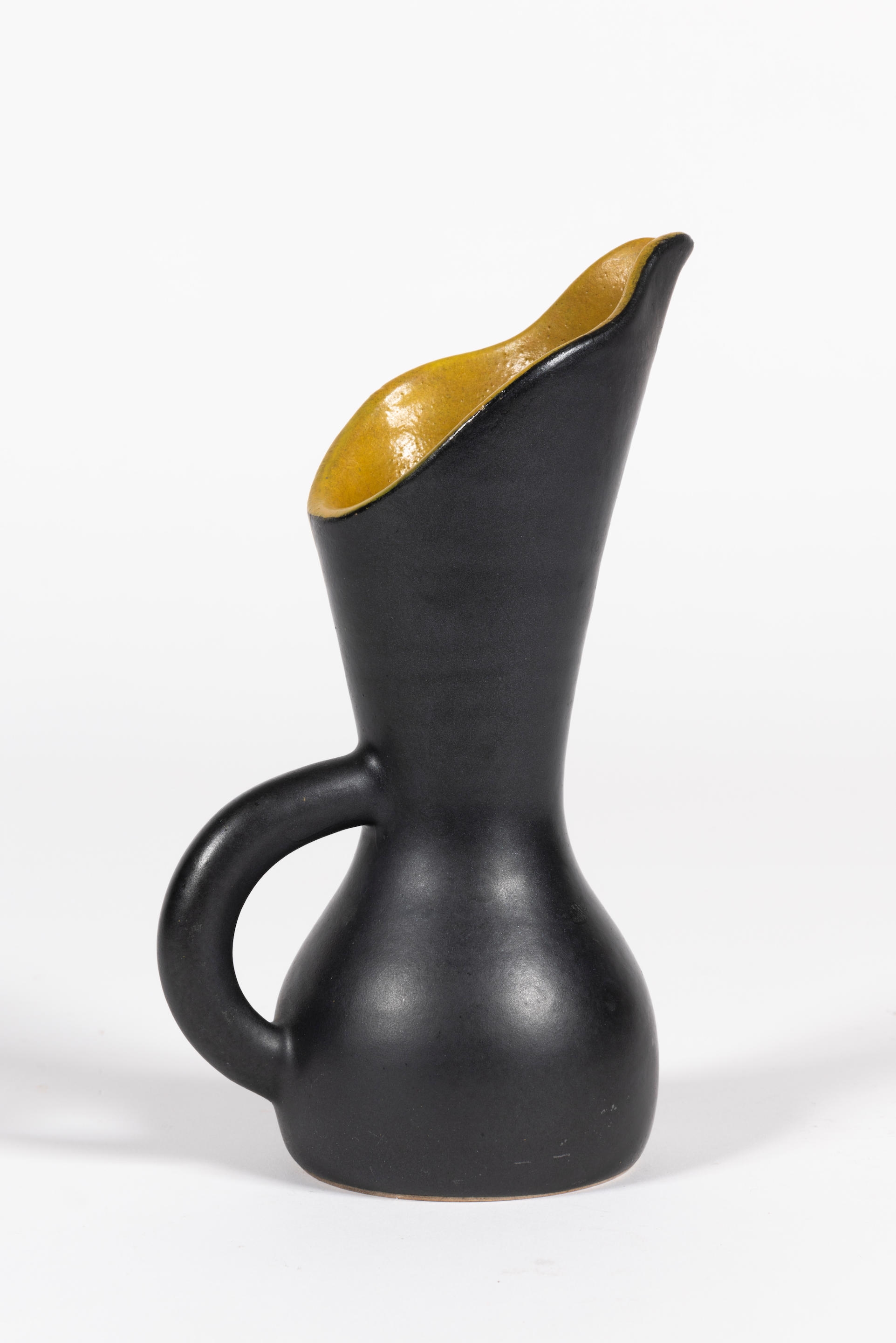 Pol Chambost | Pichet en céramique émaillée noire et jaune | MutualArt