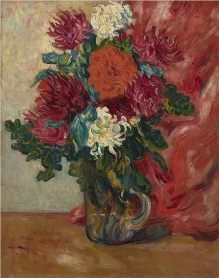 Louis Valtat | Dahlias à la cruche en verre devant une tenture rouge ...