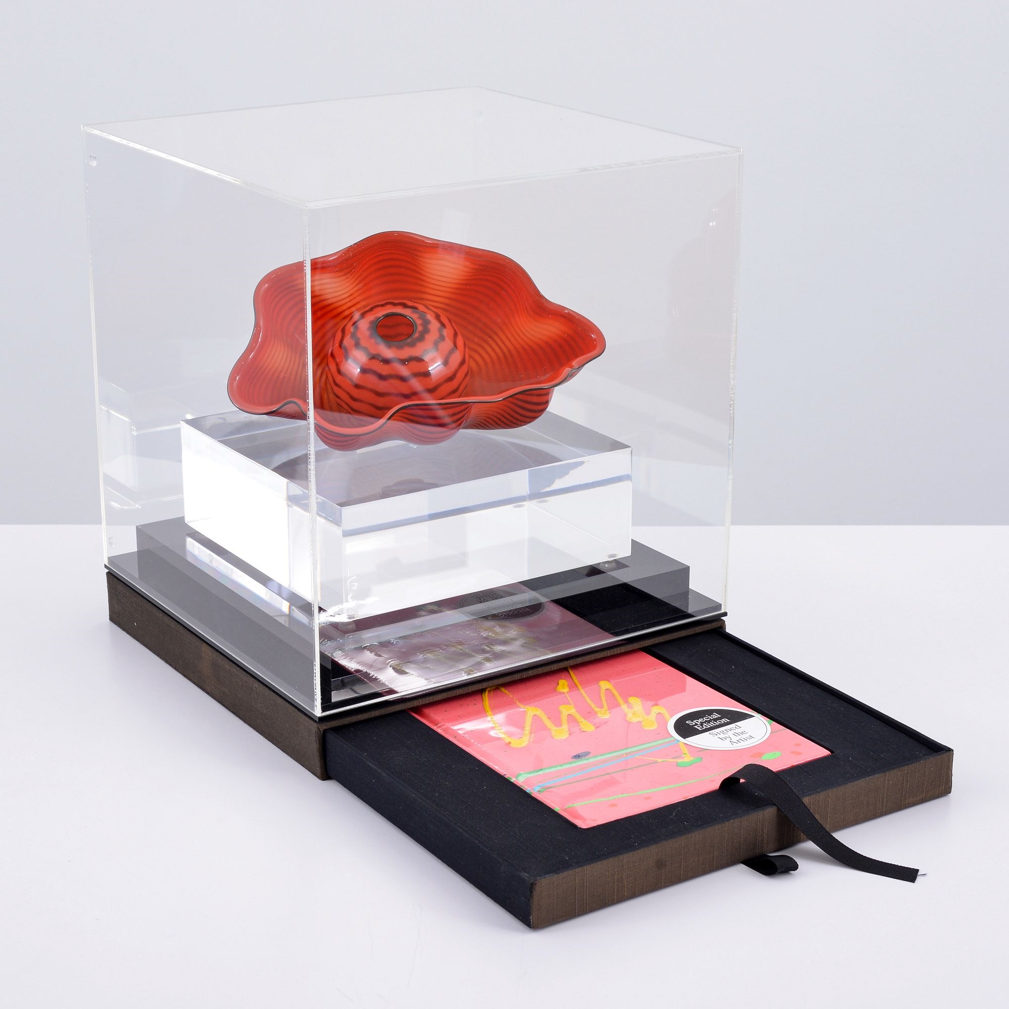 Dale Chihuly | Dale Chihuly CHINESE RED SEAFORM Sculpture & Book (1995 ...