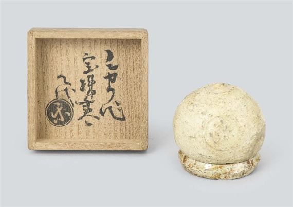 Raku Donyu III | Hoju shaped incense container | MutualArt