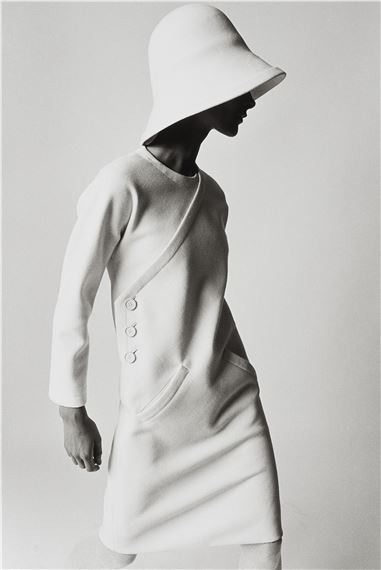 F.C. Gundlach | Bernadette in einem Kleid aus Wollcrepe, Entwurf Nina ...