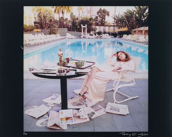 Terry O'Neill | Faye Dunaway by the pool, Beverly Hills (1977) | MutualArt