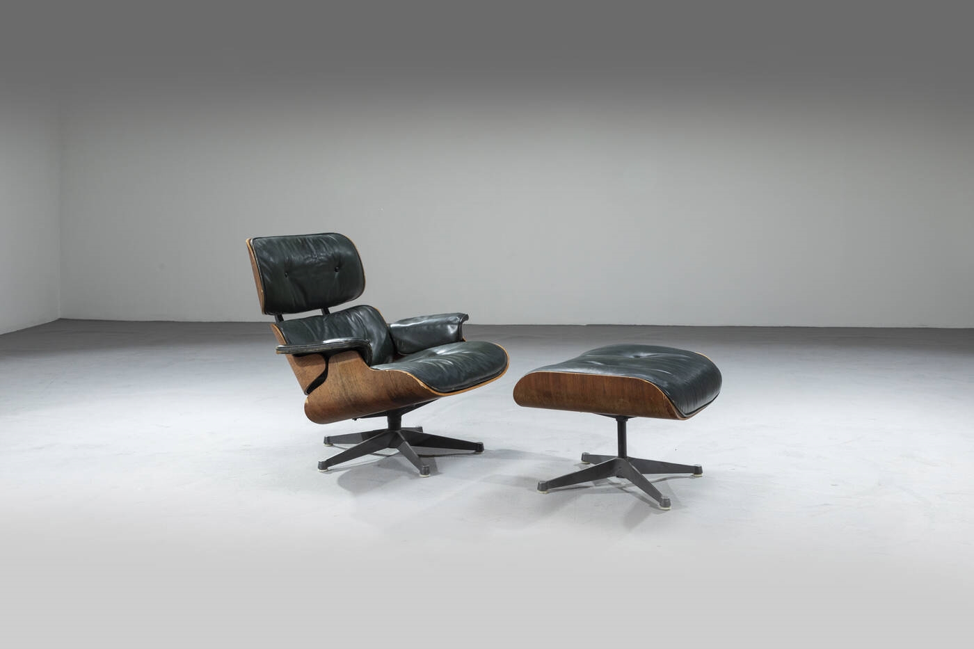 Charles & Ray Eames | Poltrona con poggiapiedi modello 670-671 (50) | MutualArt