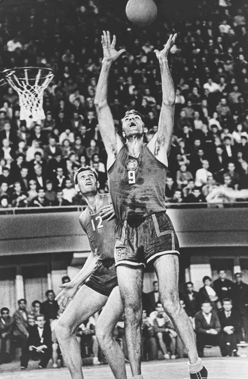 Lev Borodulin | Fighting for the ball, 1960 (1970s - 1980s) | MutualArt