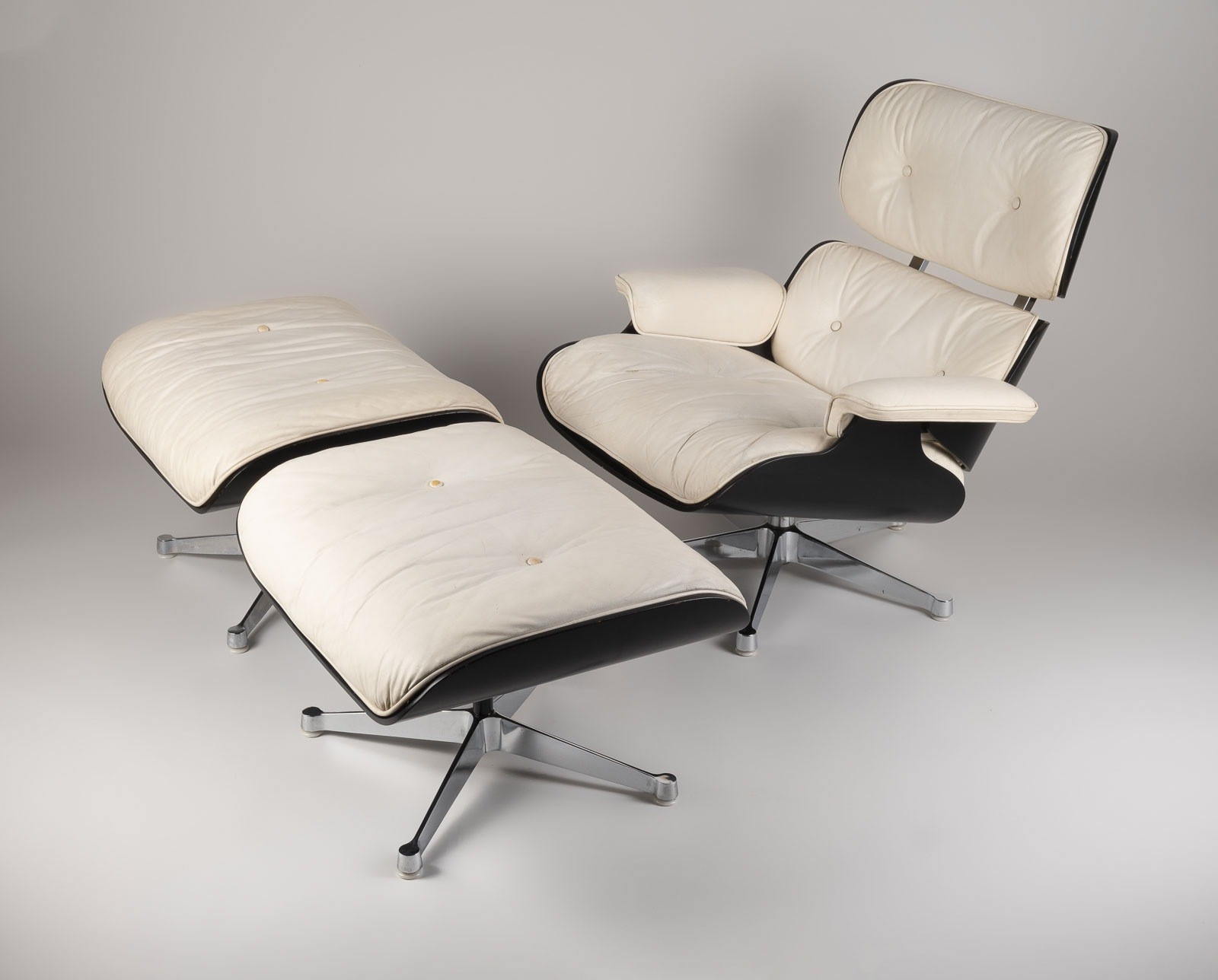 Charles & Ray Eames | SESSEL MODELL 'LOUNGE CHAIR' '670' UND PAAR ...