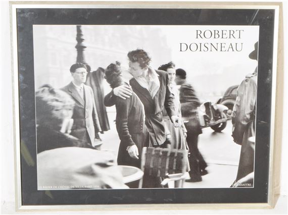 Robert Doisneau | Kiss by the Hôtel de Ville | MutualArt