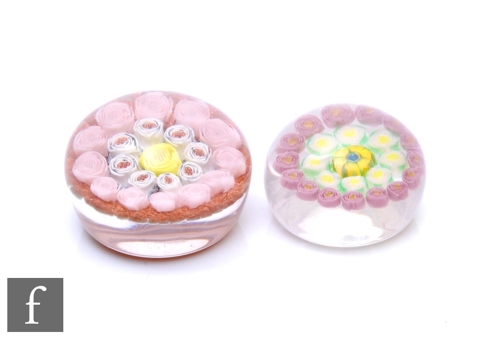 Jim Hart | A contemporary Jim Hart glass paperweight | MutualArt