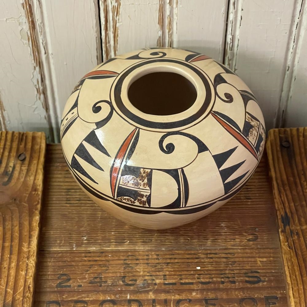 Adelle Lalo Nampeyo | Hopi Pot by artist Adelle Lalo Nampeyo | MutualArt